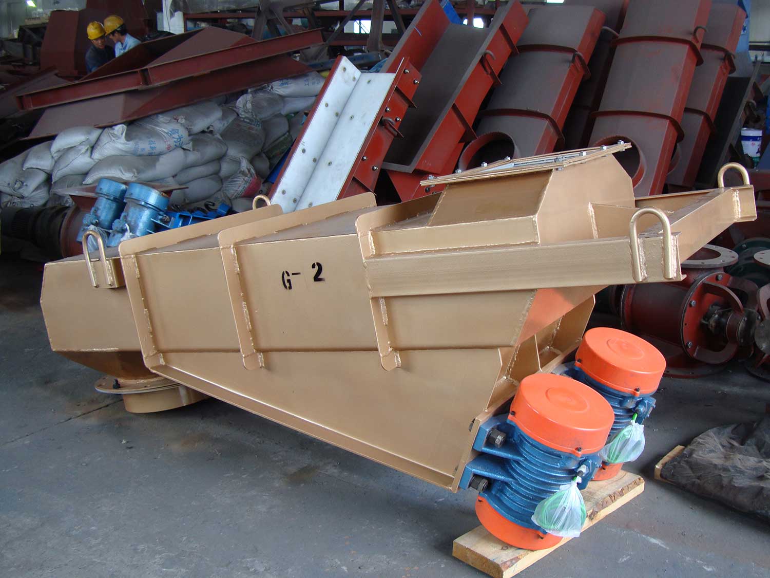 Structural design of load-bear component of vibrating feeder