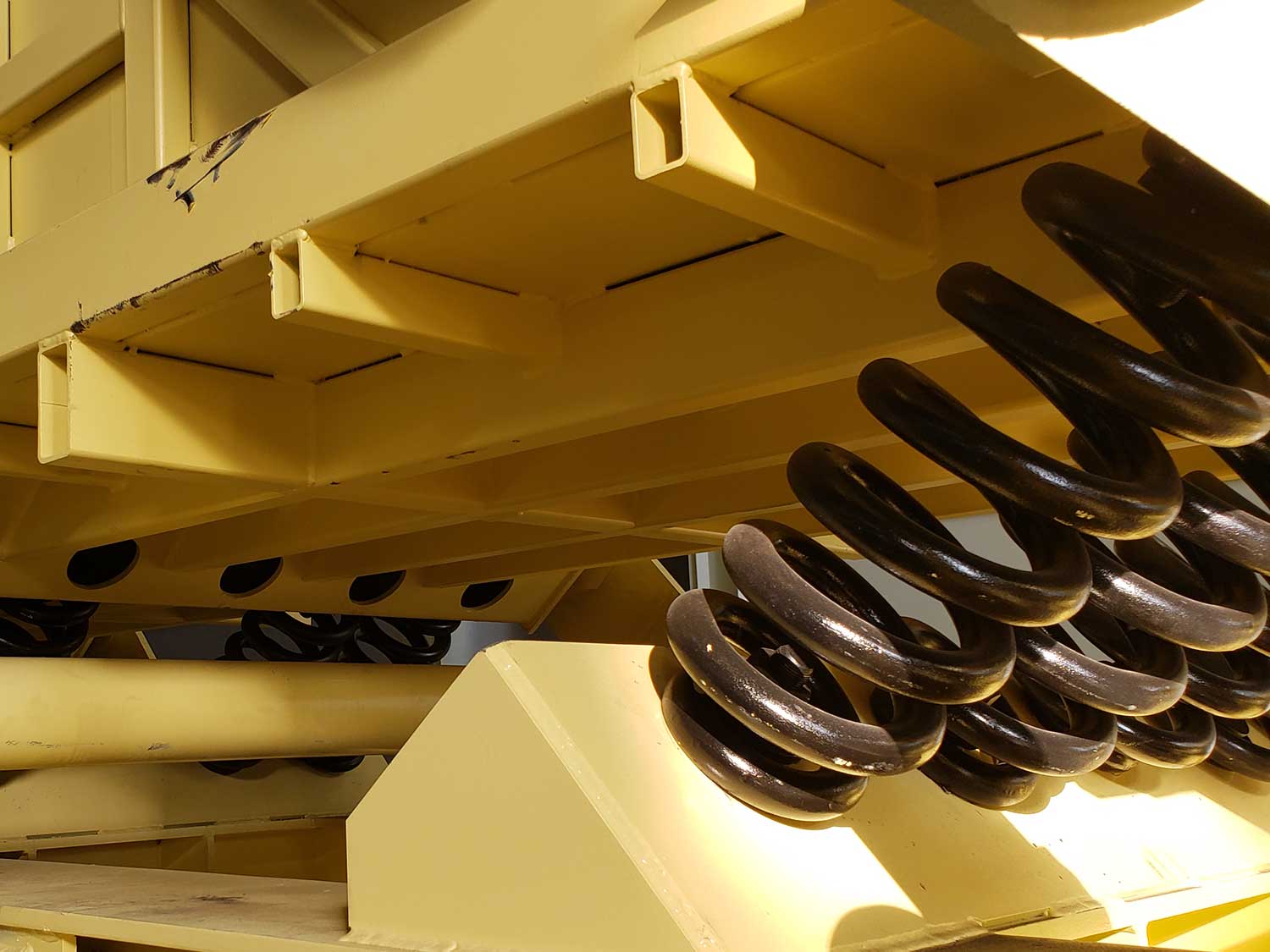 3 common springs in vibrating conveyors, who is the best?