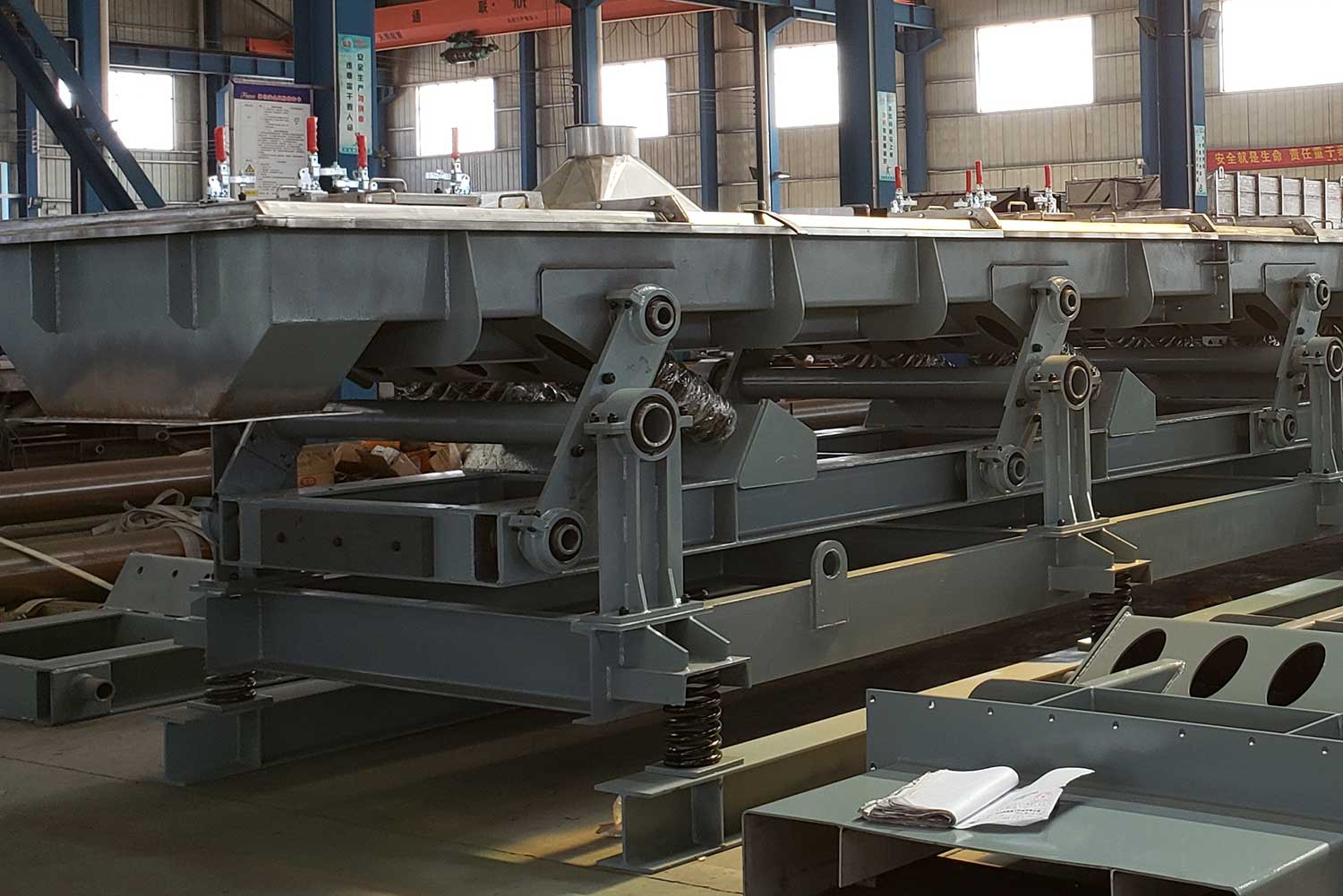 Three-Mass Vibrating Conveyor - Vibratory Conveyor Manufacturer - UHM