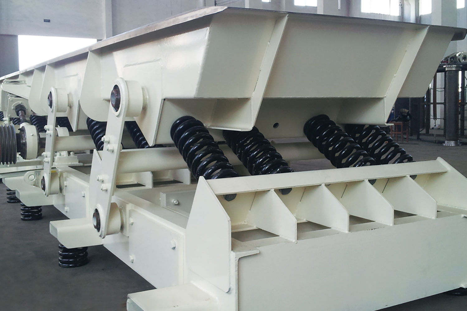 Electromagnetic and Motor Vibrating Conveyors: Top 3 Diffs